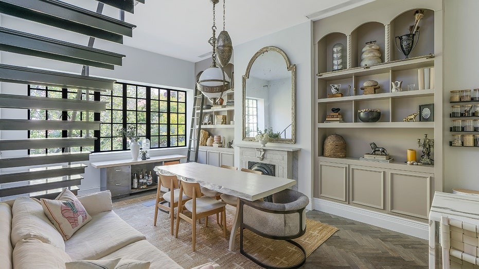 HGTV 明星及《Trading Spaces》设计师将其在纽约市的全新装修复式住宅挂牌出售，售价为 430 万美元